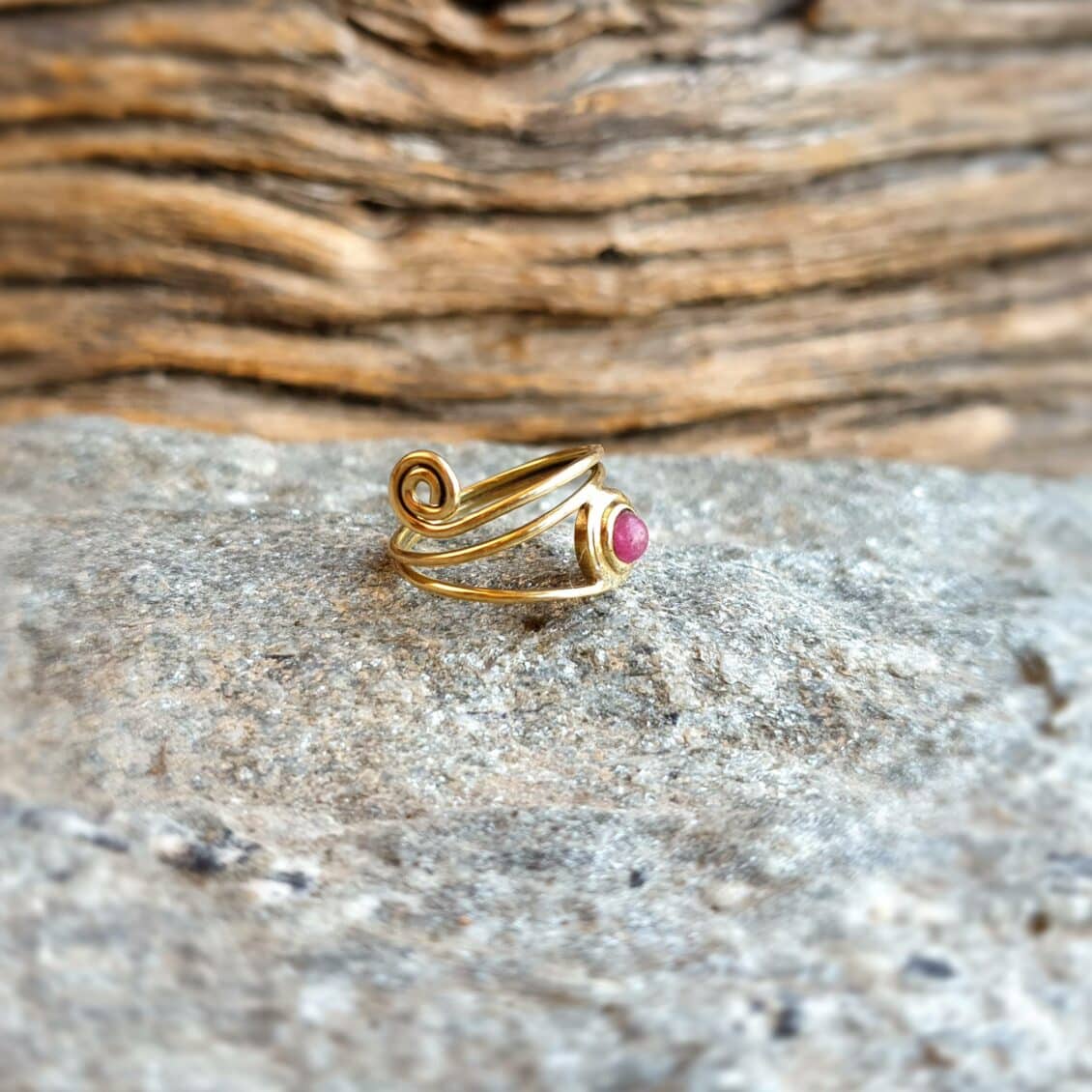 Bague dorée rubis indien AGA - OMYOKI bijoux éthique